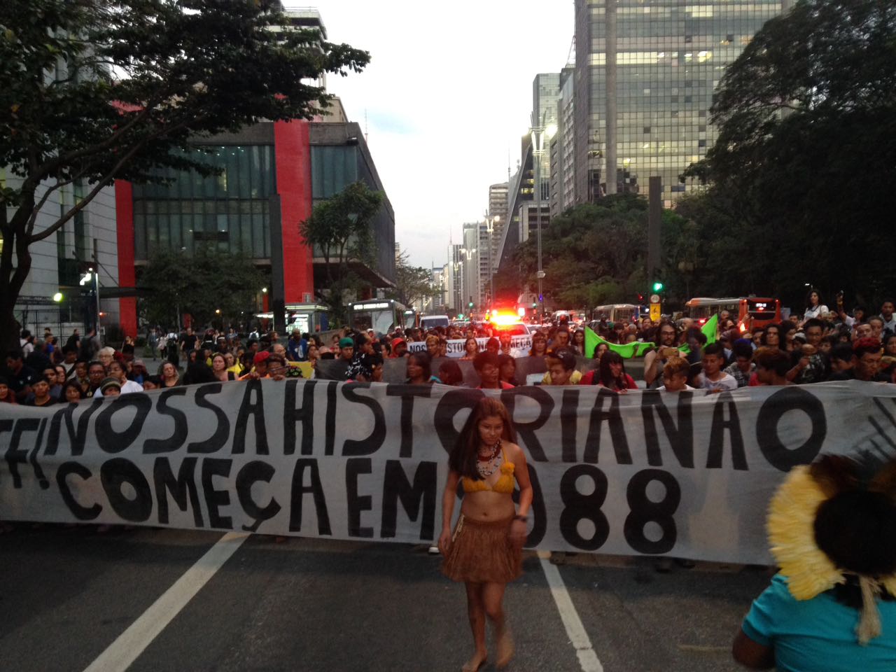Ato Indígena Nossa História Não Começa Em 1988 Toma Conta Da Avenida
