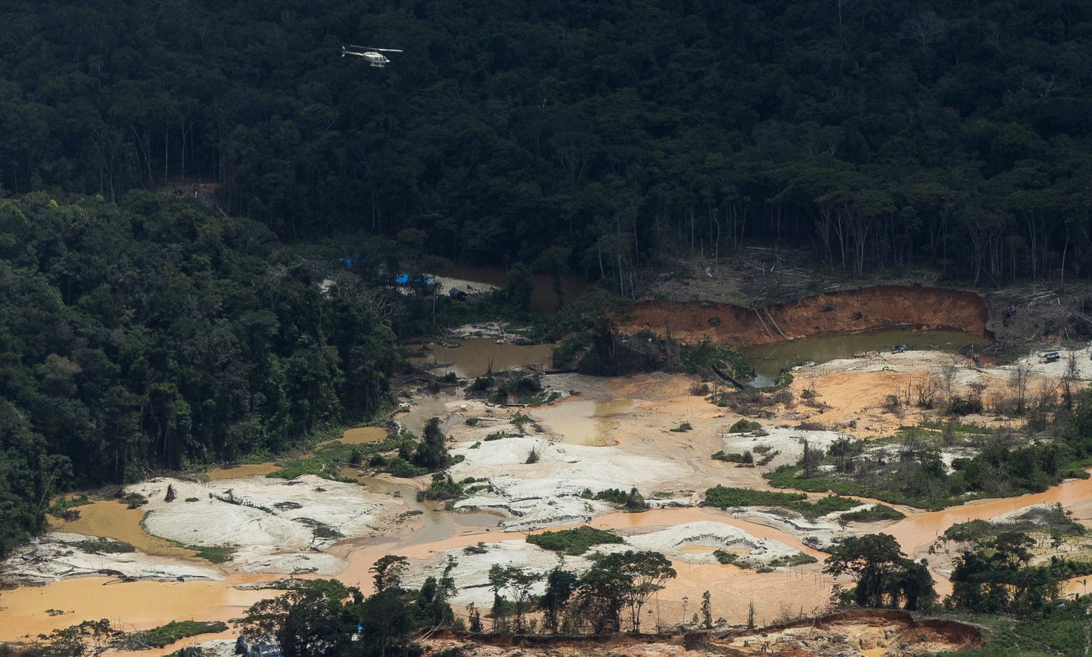 The destruction of Yanomami land caused by mining - Amazônia Real