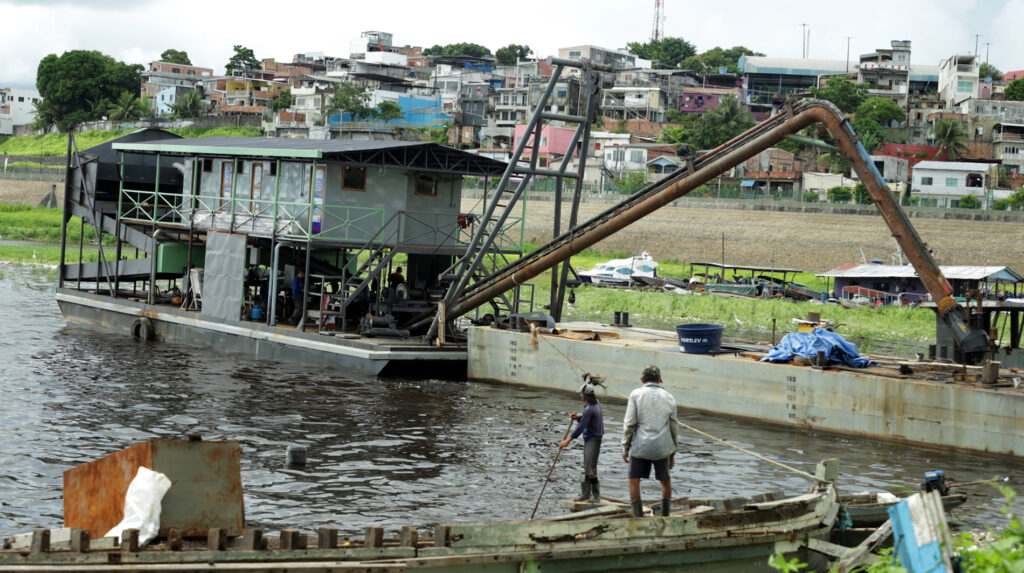 Balsa de garimpo invade o Juruá, área mais preservada da Amazônia ...